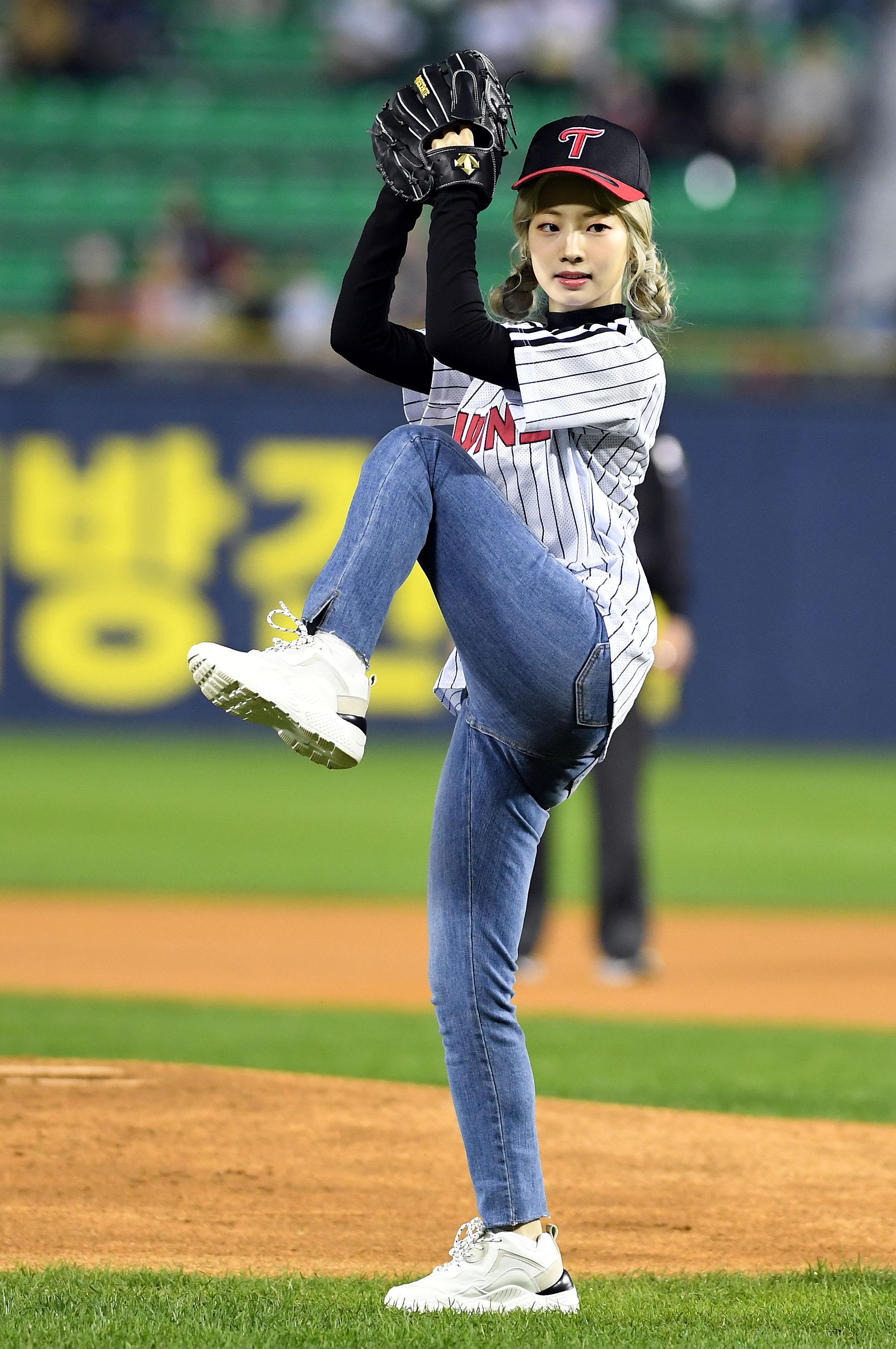 191010 - Dahyun throwing the first pitch | Scrolller