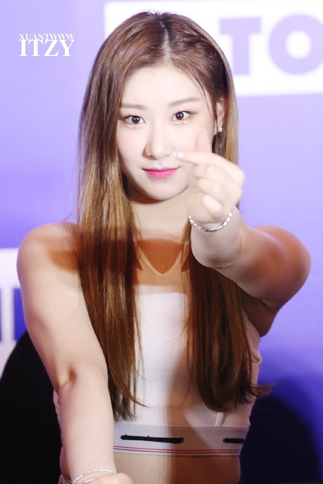 191025 Chaeryeong | Scrolller