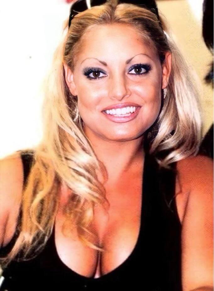 2000’s Trish Stratus | Scrolller
