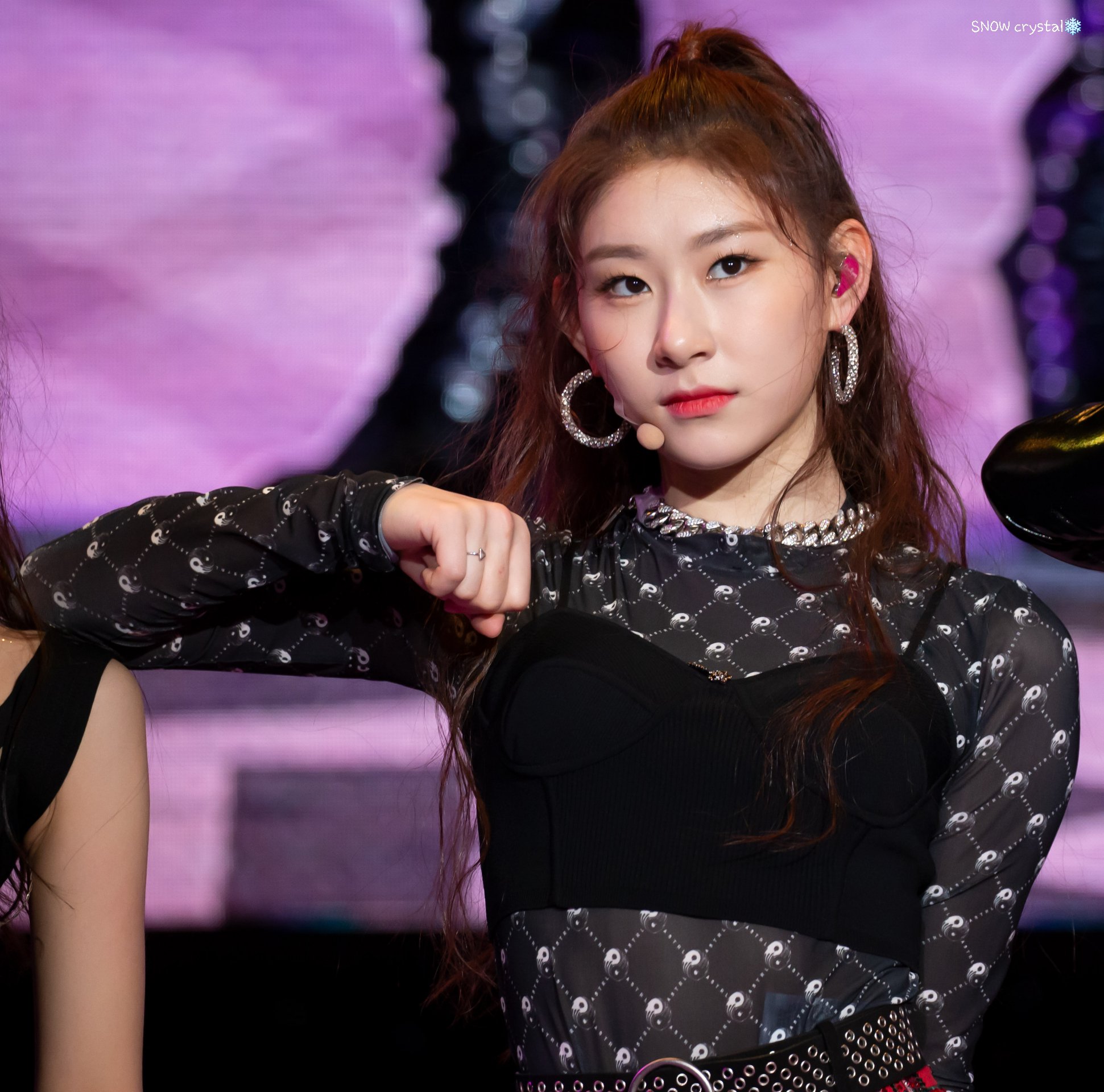 200218 Chaeryeong | Scrolller