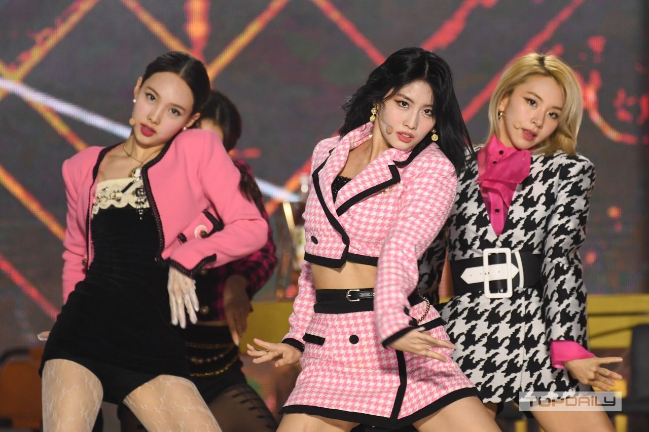 201225 - Nayeon, Momo, Chaeyoung | Scrolller