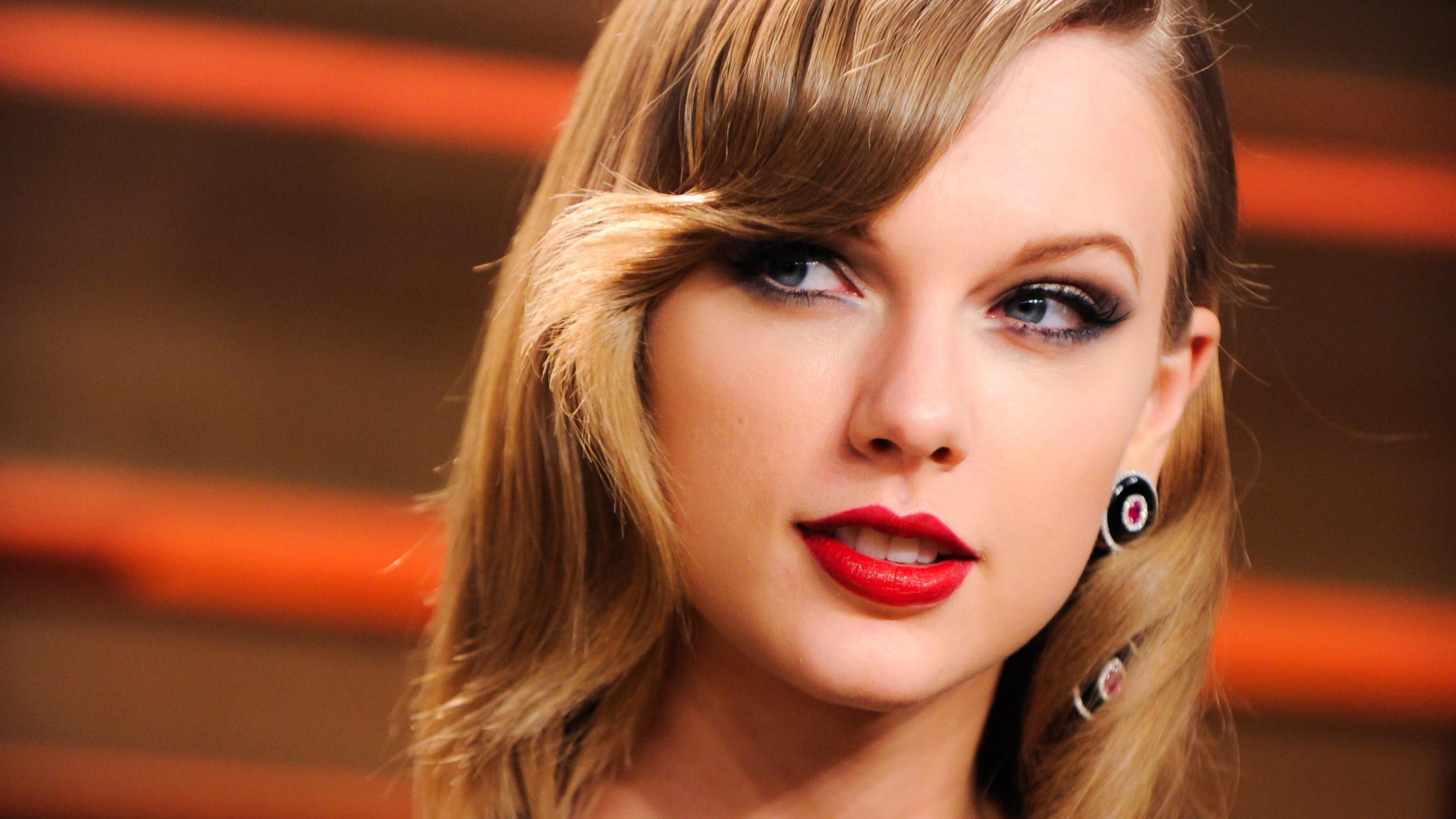 2018 Taylor Swift Retro Look | Scrolller