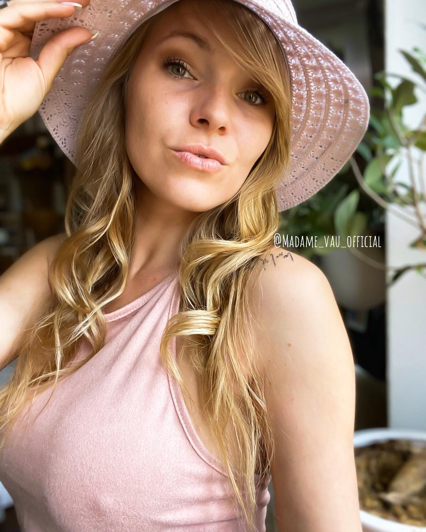 2020-06-16 22:34:50 madame_vau_official | Scrolller