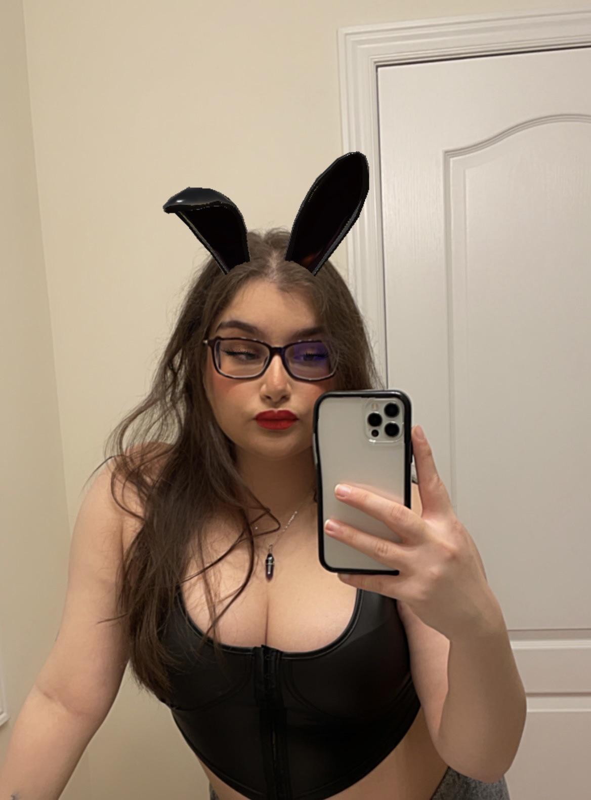 [20F] red lips&black top :) | Scrolller