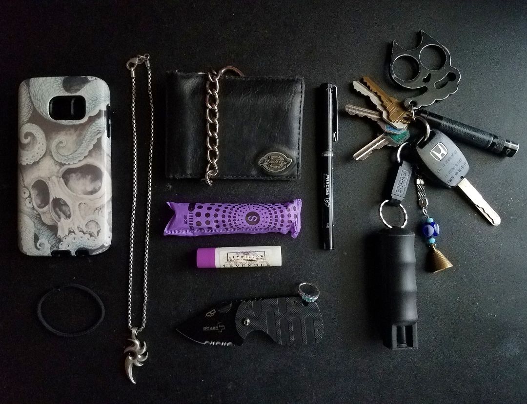 21 / F / EDC | Scrolller