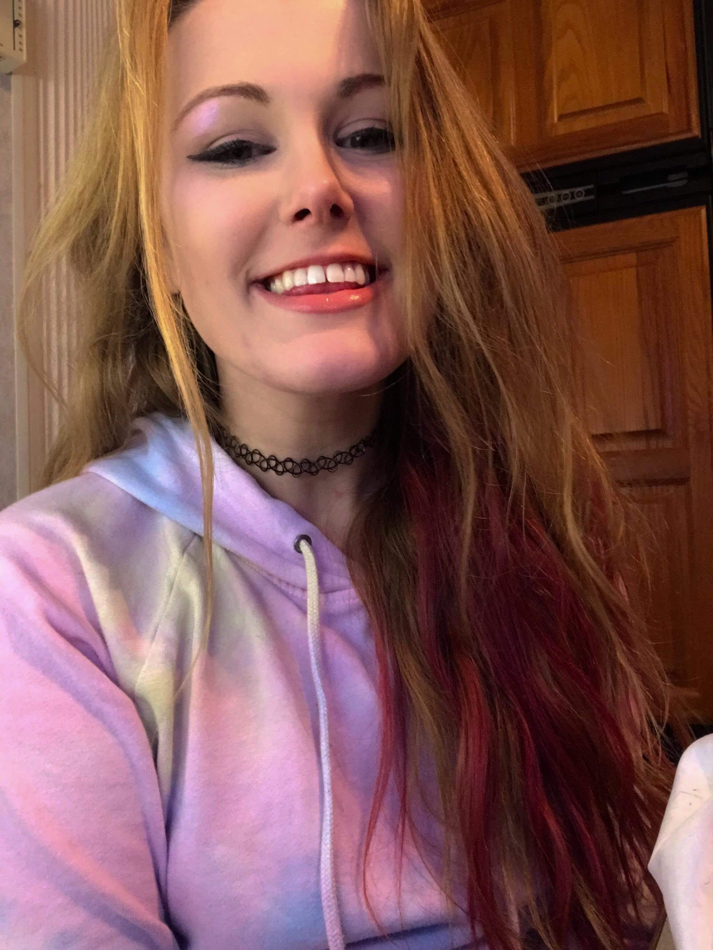 23 [F]eeling good, am I hot tho? | Scrolller