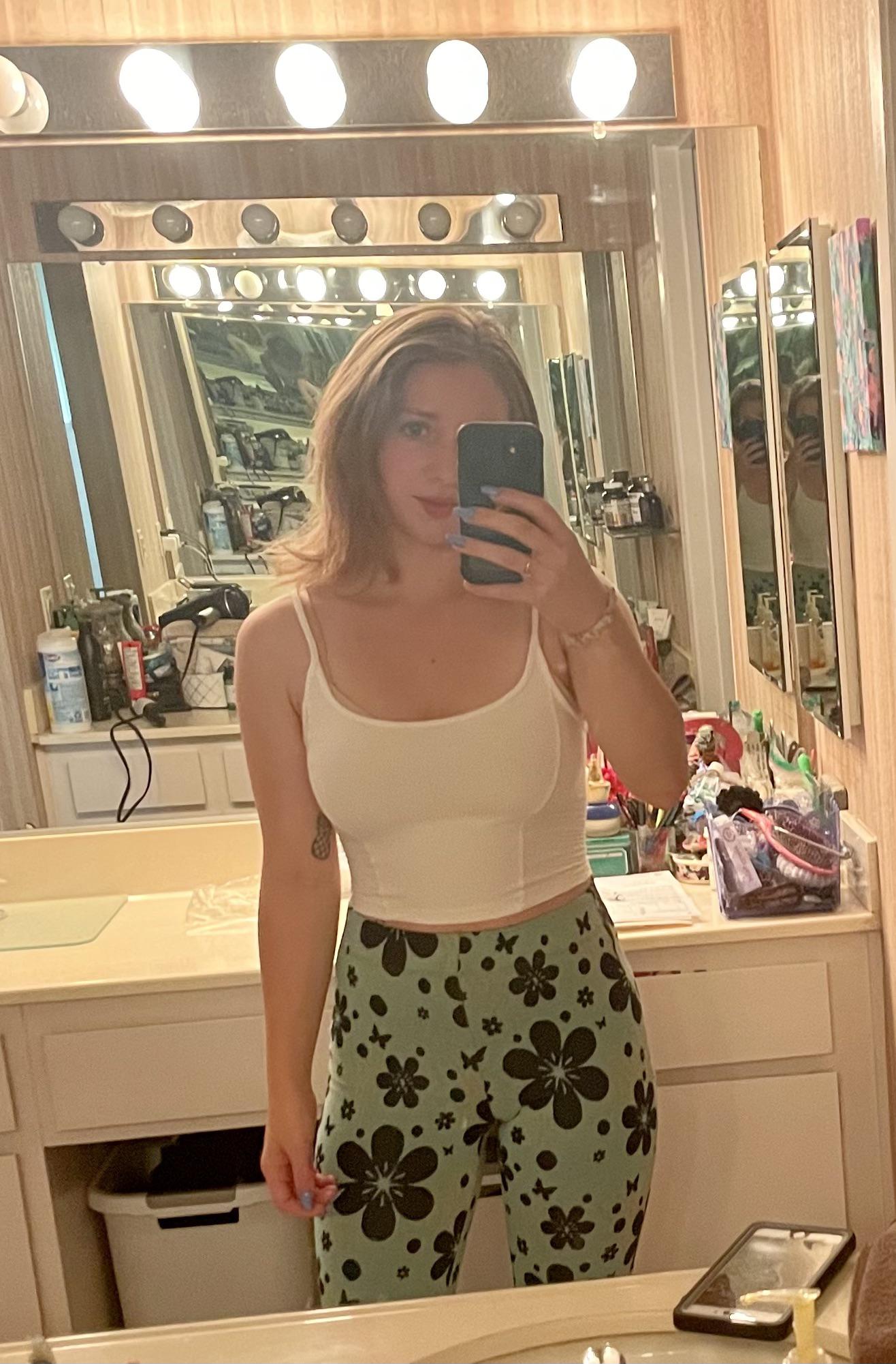 24F Peek-a-boo | Scrolller