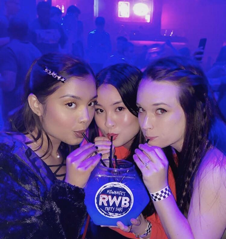 [3] friends | Scrolller