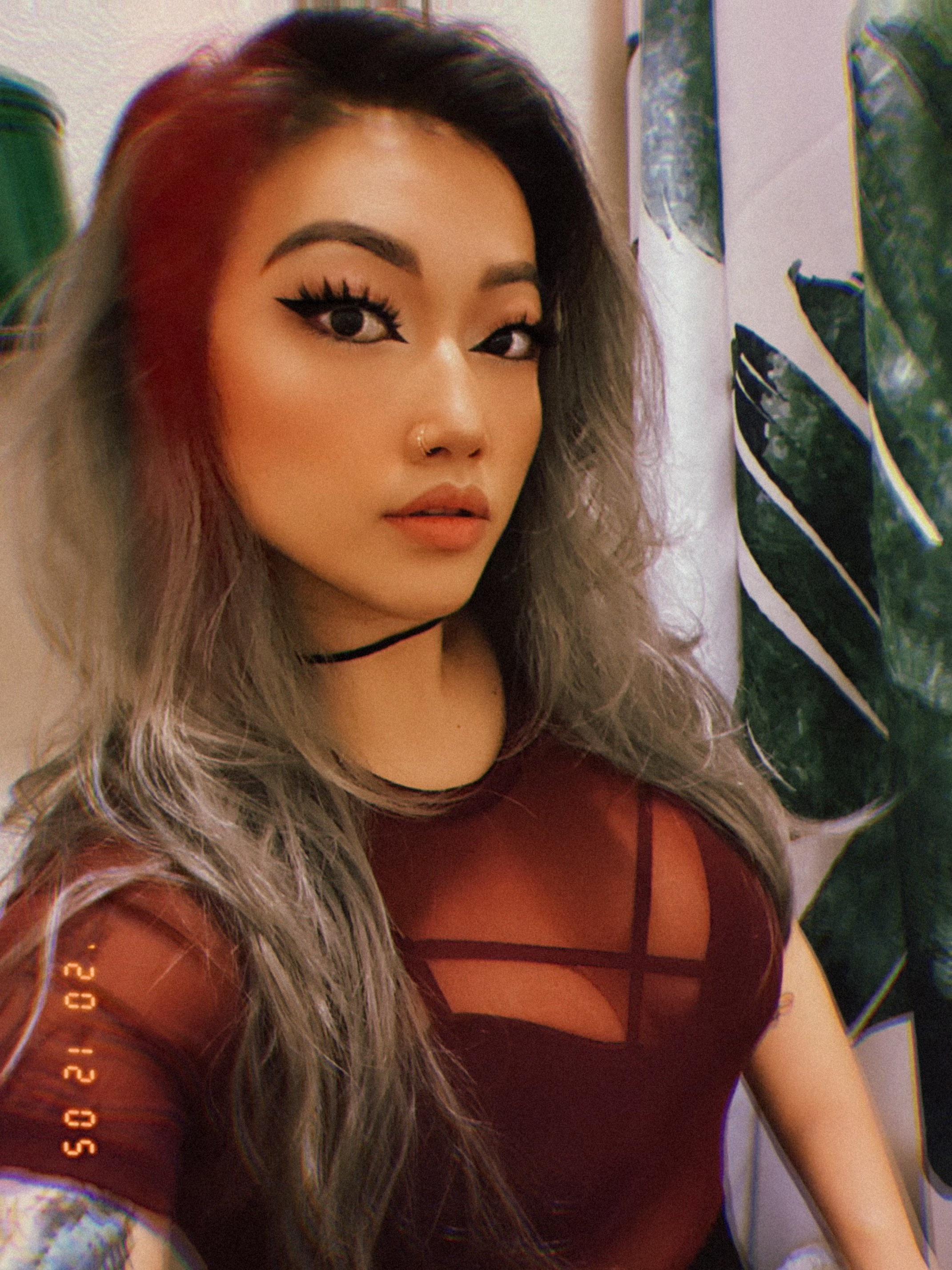 32 F - ♥️ | Scrolller