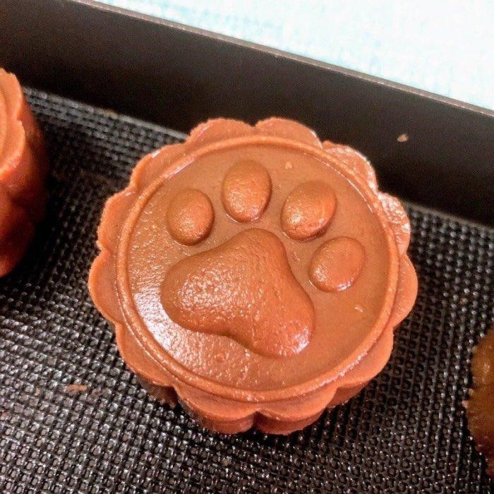 70% Chocolate Footprint Mooncake | Scrolller