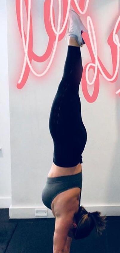 A great looking handstand | Scrolller