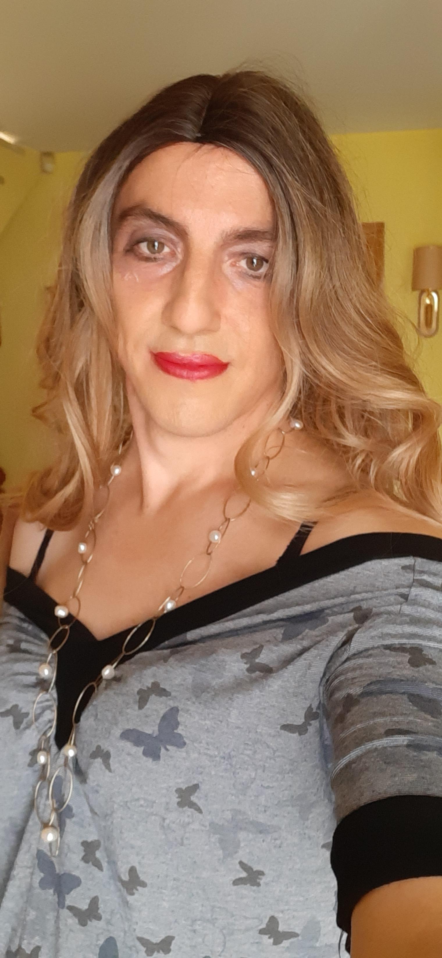 Hello crossdressers! | Scrolller