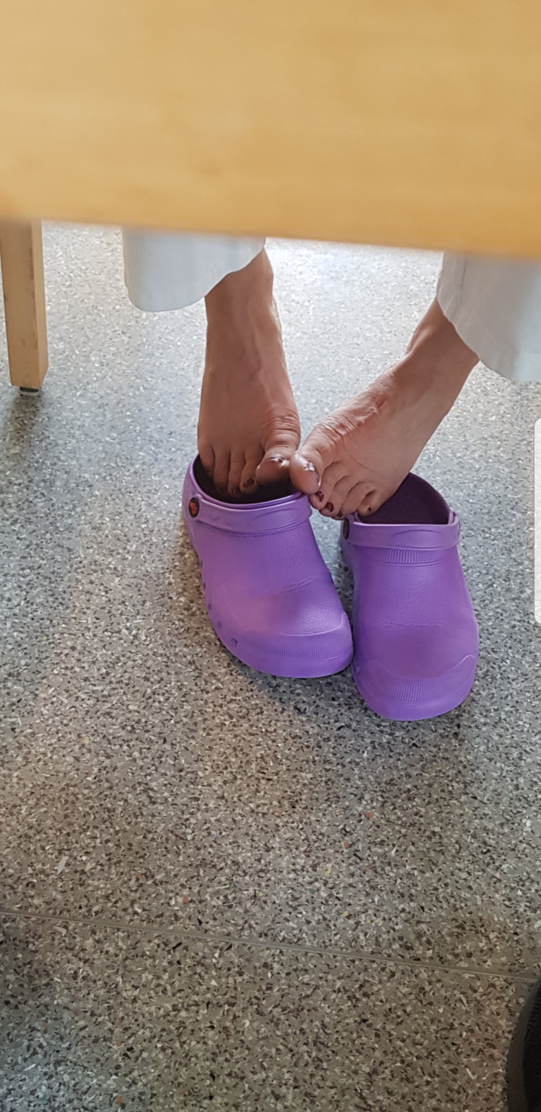 A surprise under the table | Scrolller