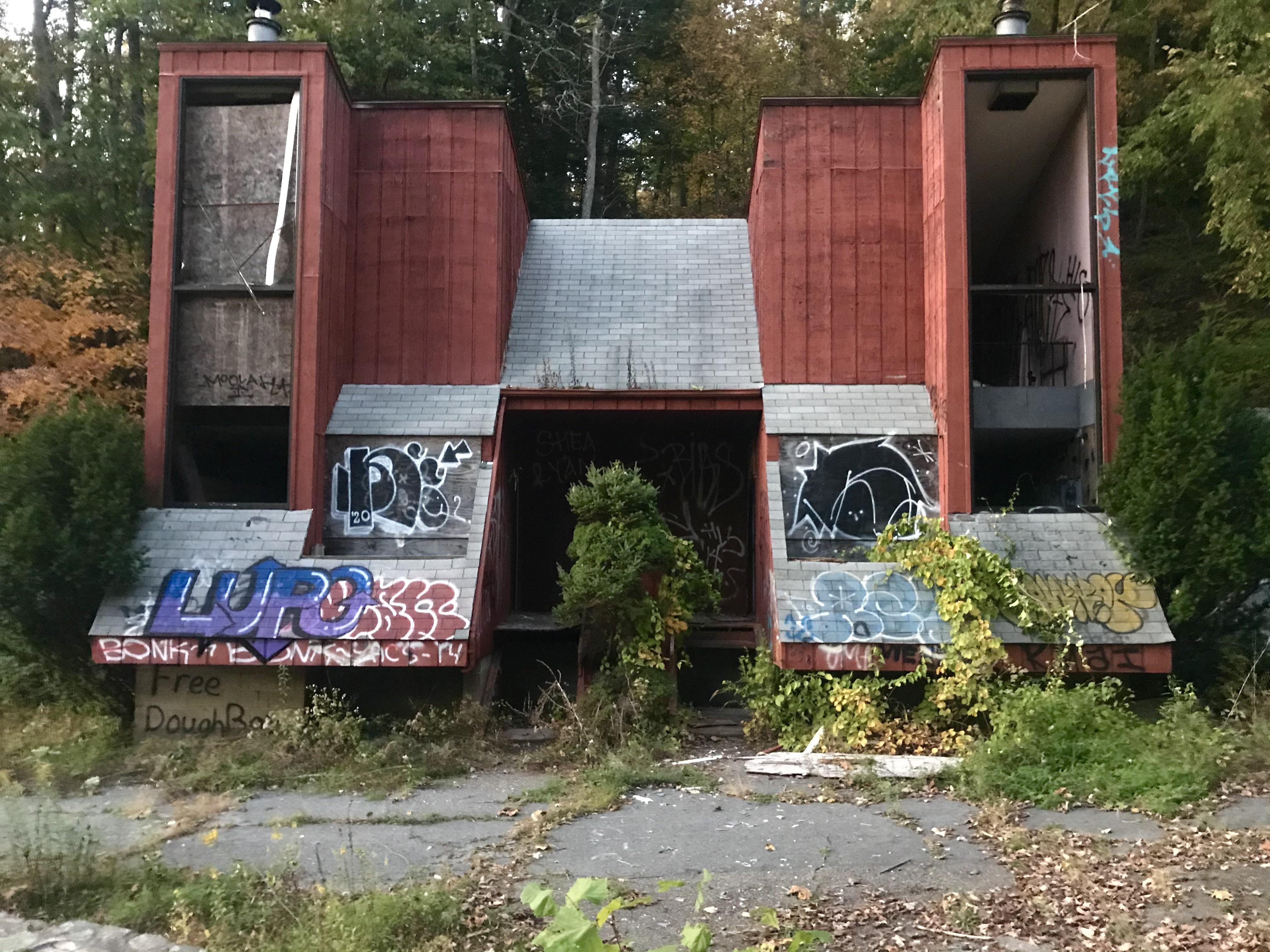 Abandoned love hotel in the Poconos | Scrolller