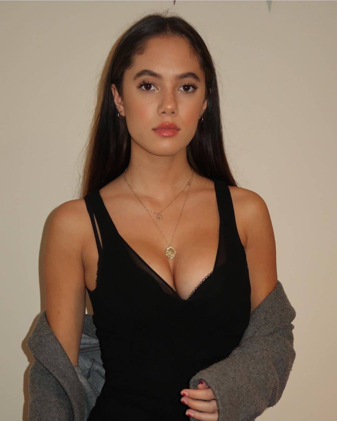 Abit of cleavage | Scrolller