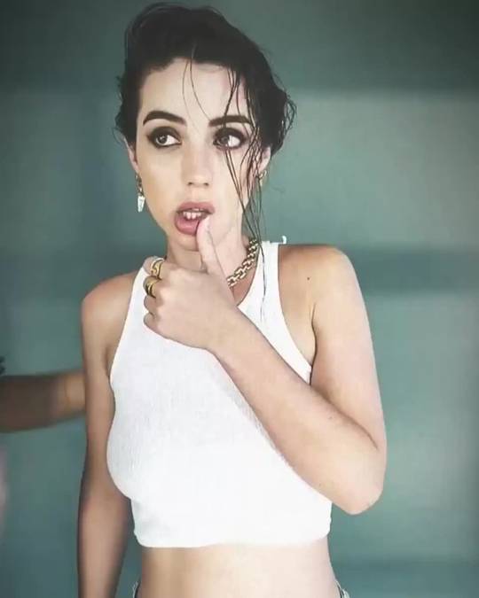 Adelaide Kane | Scrolller