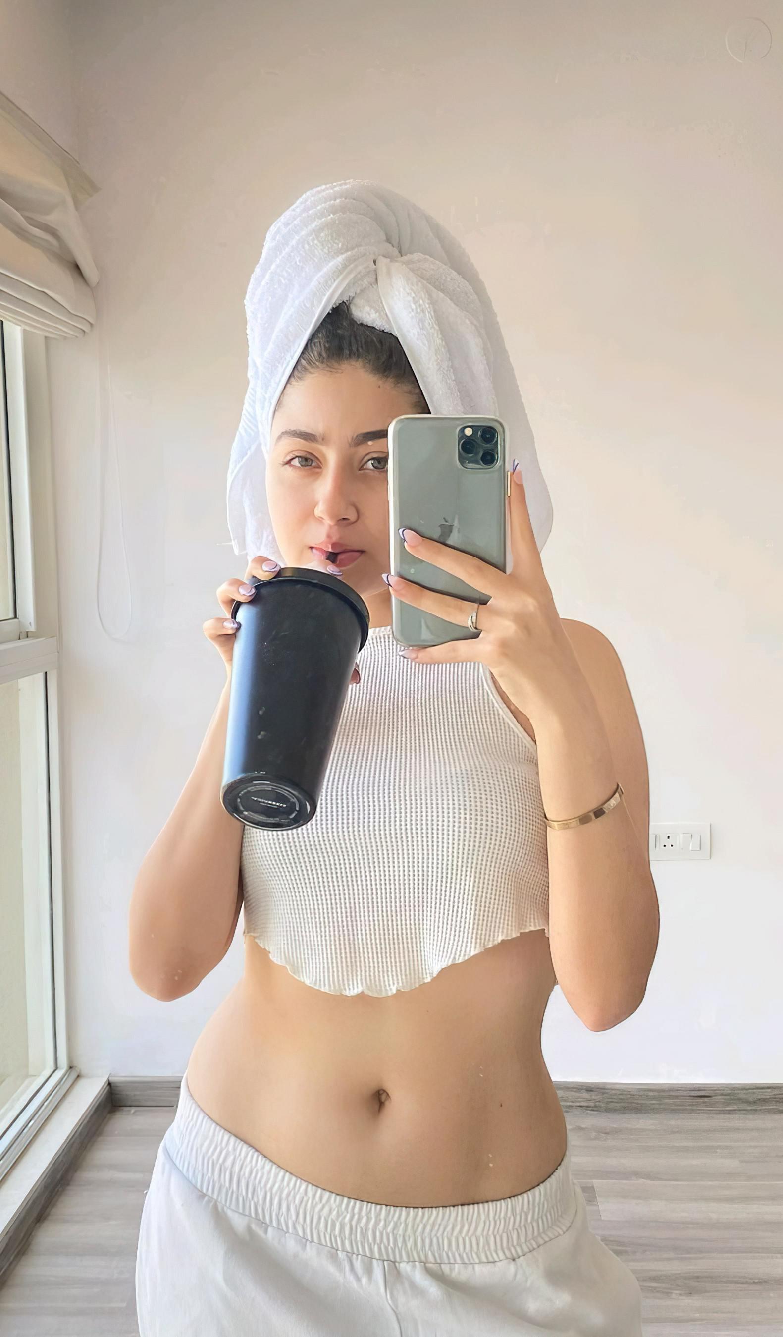 Aditi bhatia showing her deep navel | Scrolller