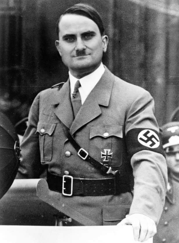 Adolf Hitler Berlin'de askerleriyle konuşuyor, 1941 | Scrolller