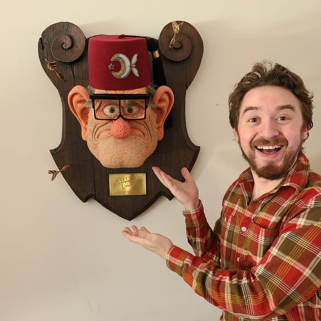 Alex Hirsch with Adam Dougherty's Grunkle Stan Bust | Scrolller