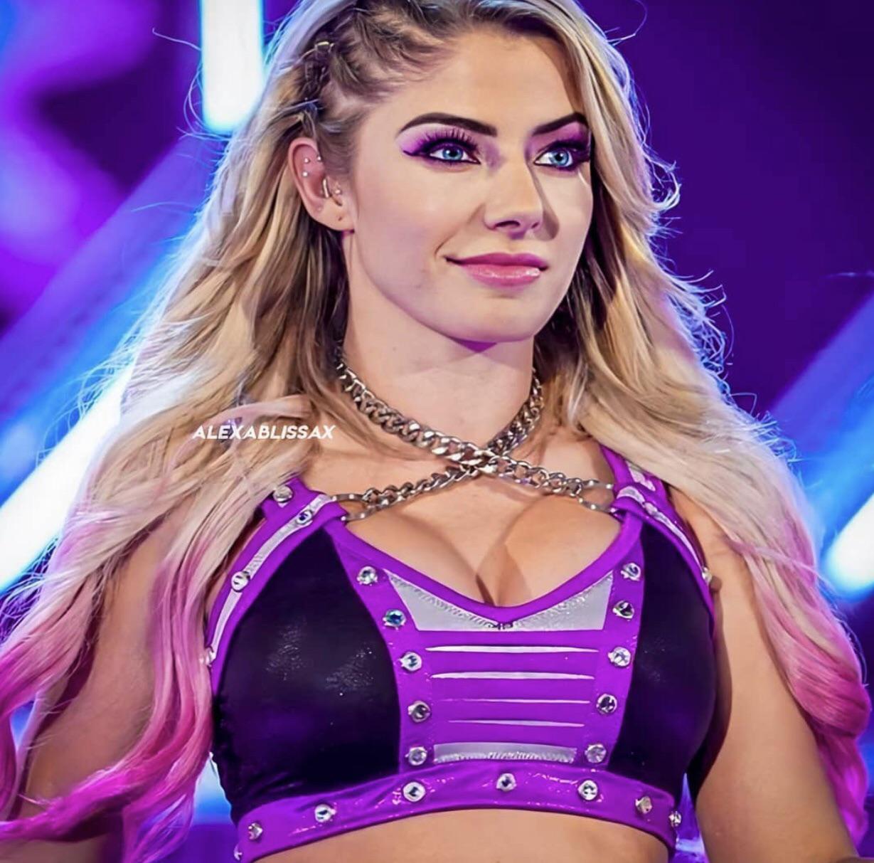 Alexa is so damn busty 🤤 | Scrolller