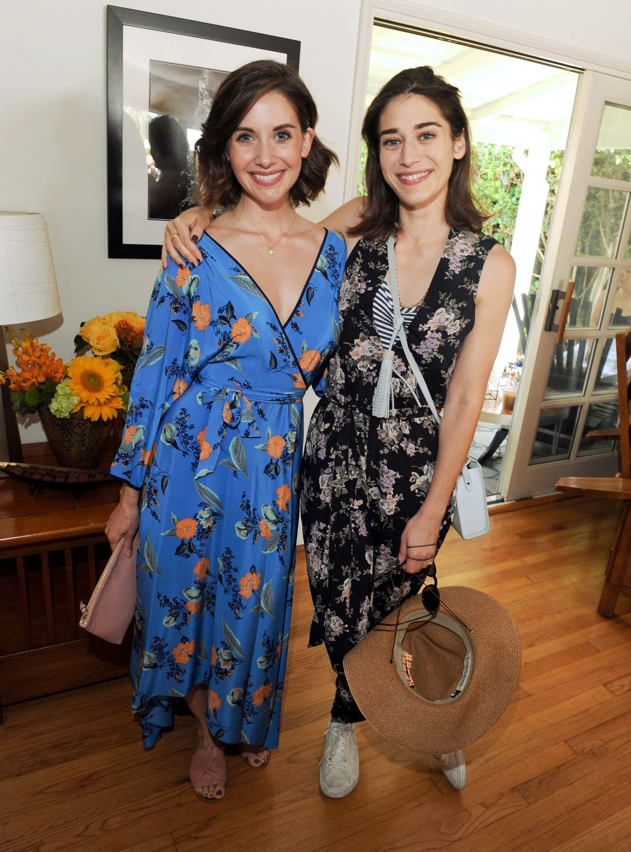 Alison Brie And Lizzy Caplan Scrolller