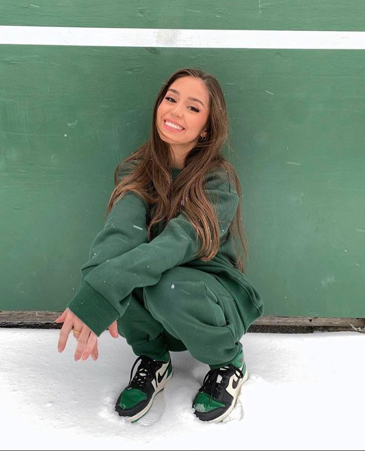 All smiles down low | Scrolller