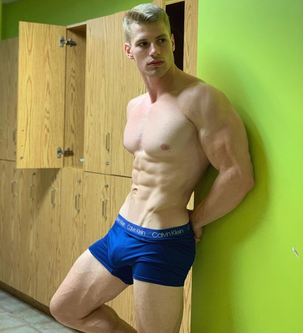 Alone in the locker room | Scrolller