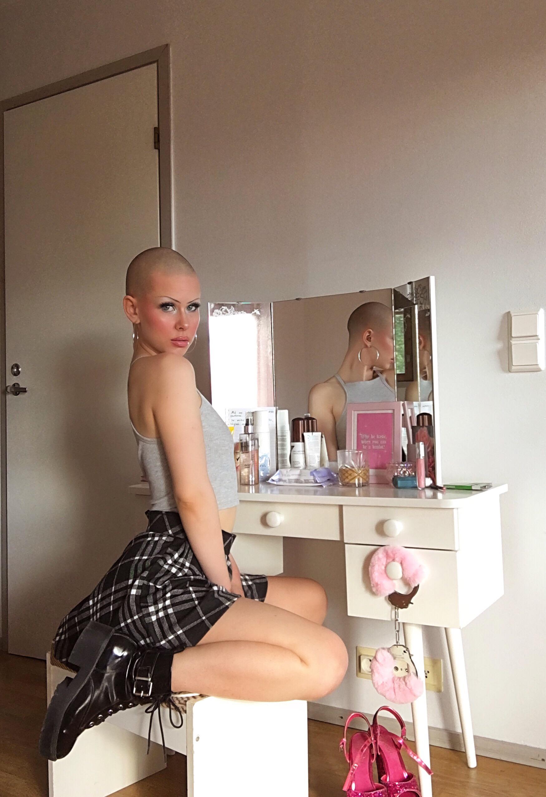 Bald alternative bimbo 💓🖤 👽 | Scrolller