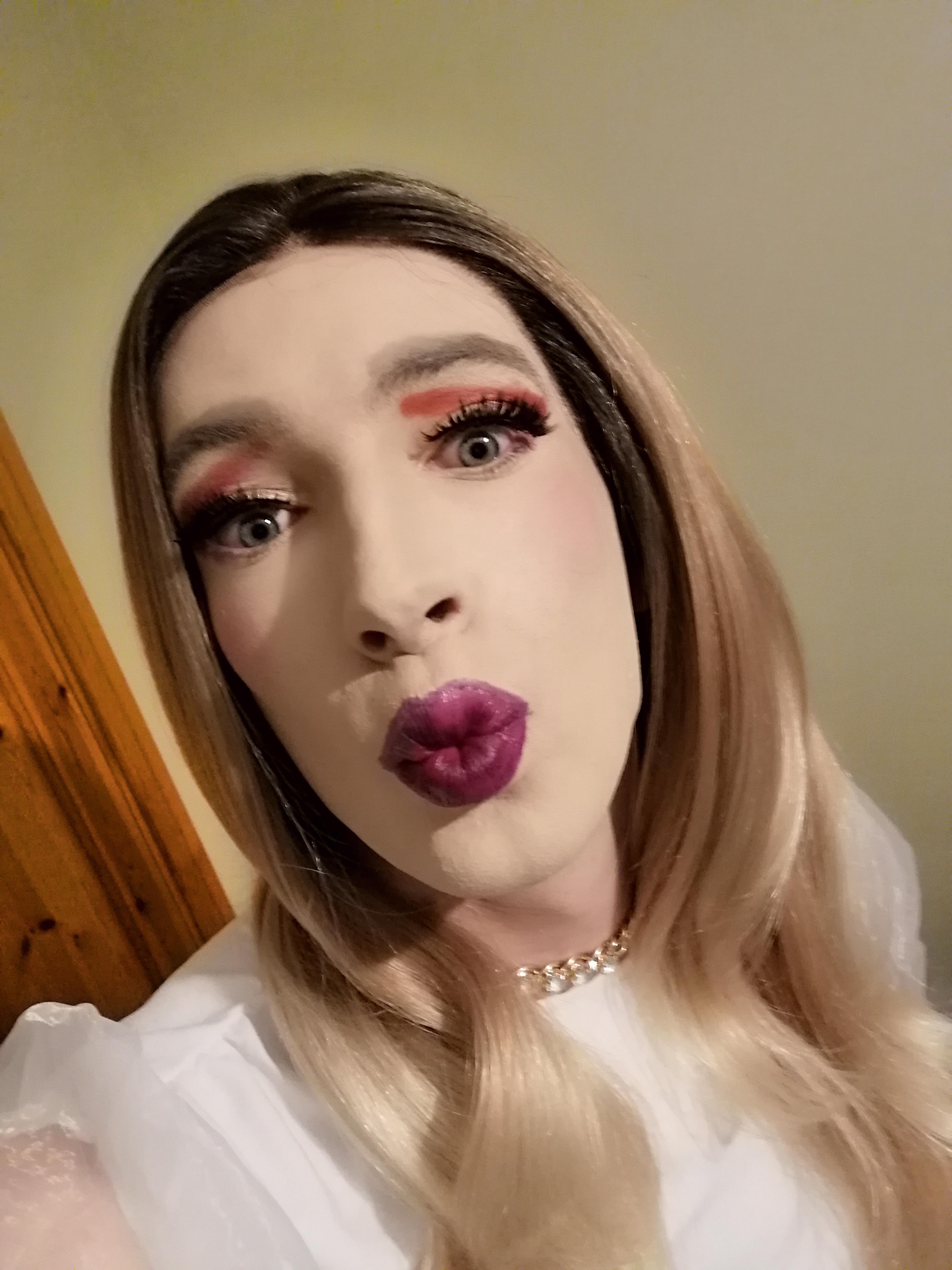 Always nice to take a close up selfie 💋💋 | Scrolller