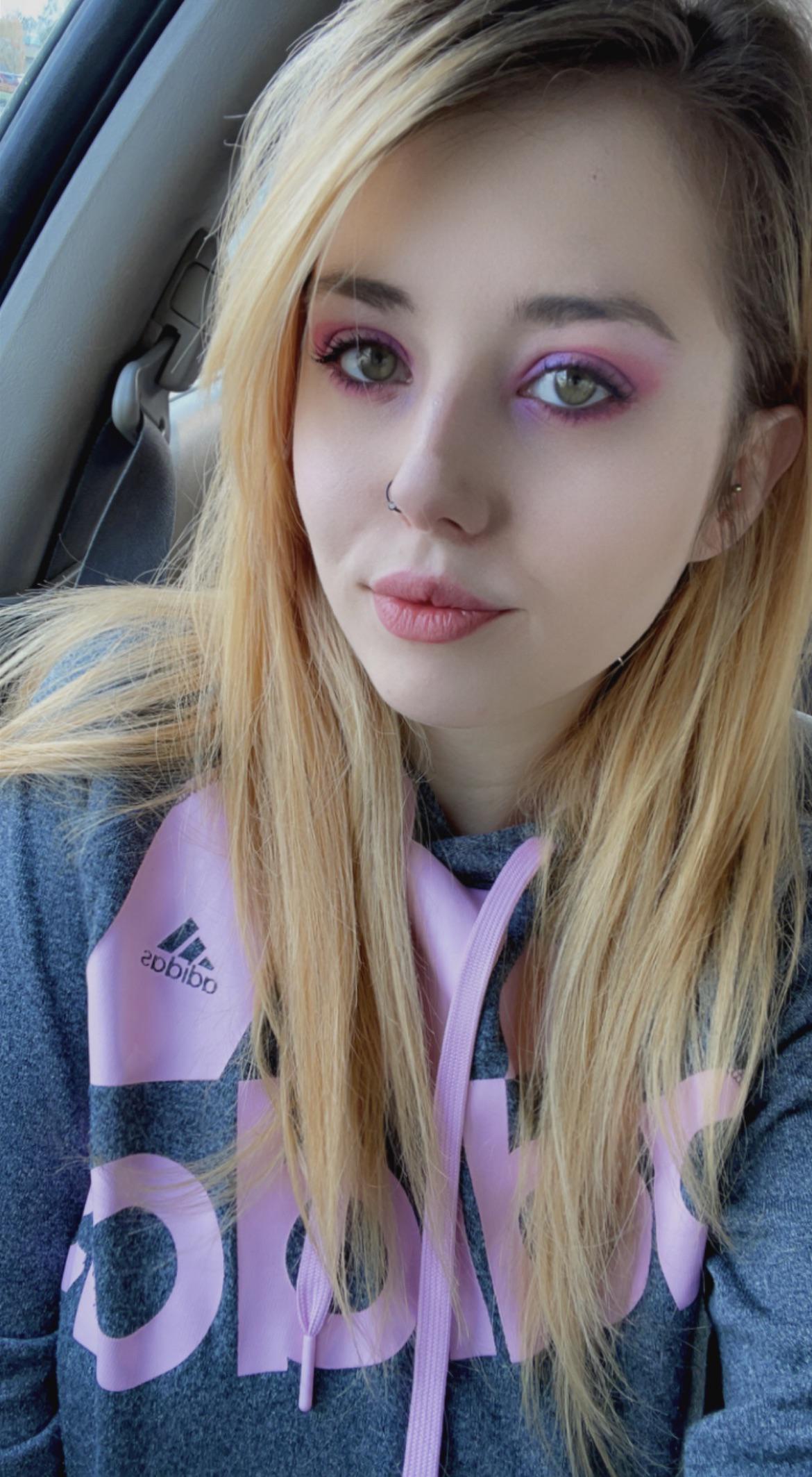 Am I hot? F25 | Scrolller