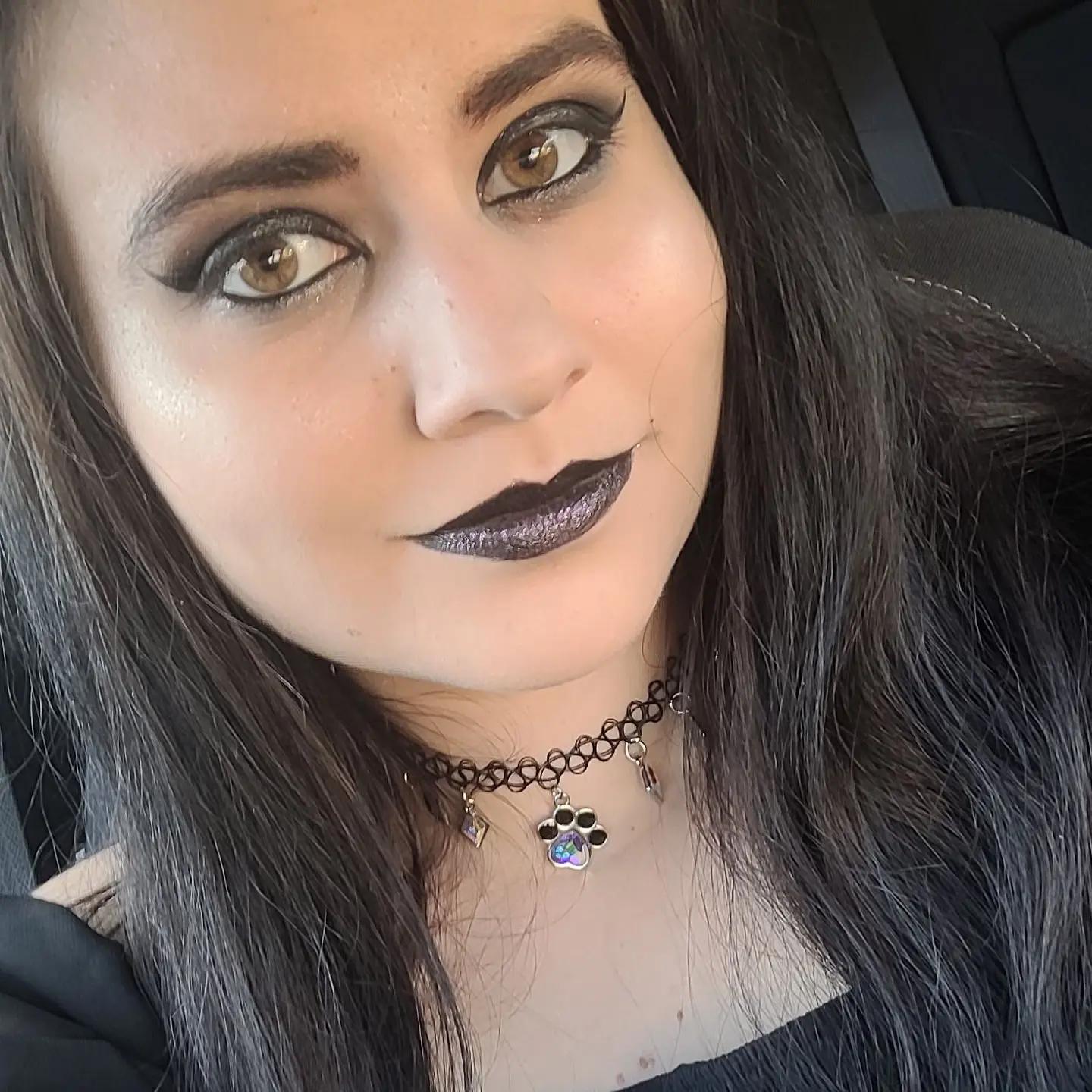 Am I hot? Goth 26f | Scrolller