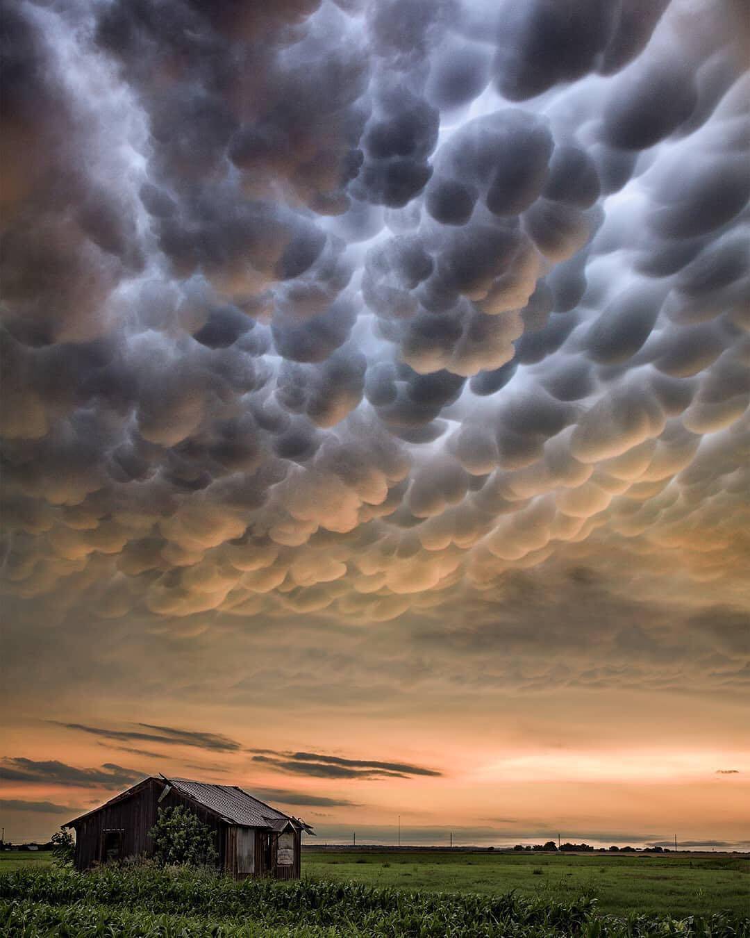 Amazing mammatus clouds at sunset over an abandoned farmhouse in Texas | Scrolller