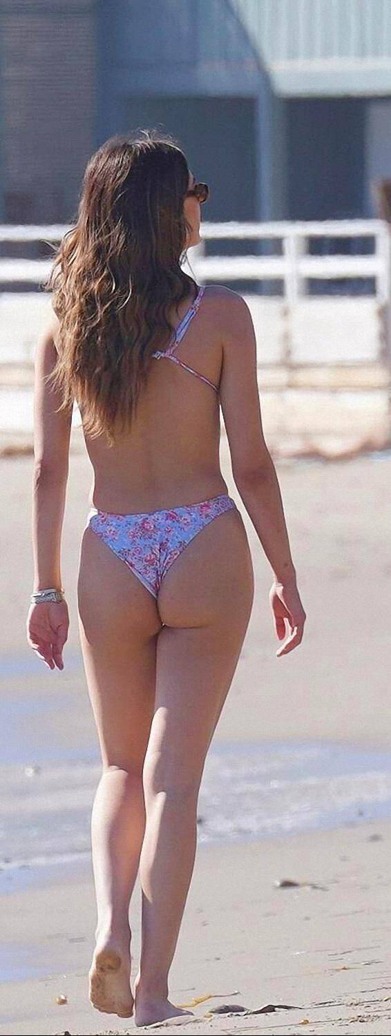 Amelia Hamlin - at the beach in Malibu - 11/16/20 MQ | Scrolller