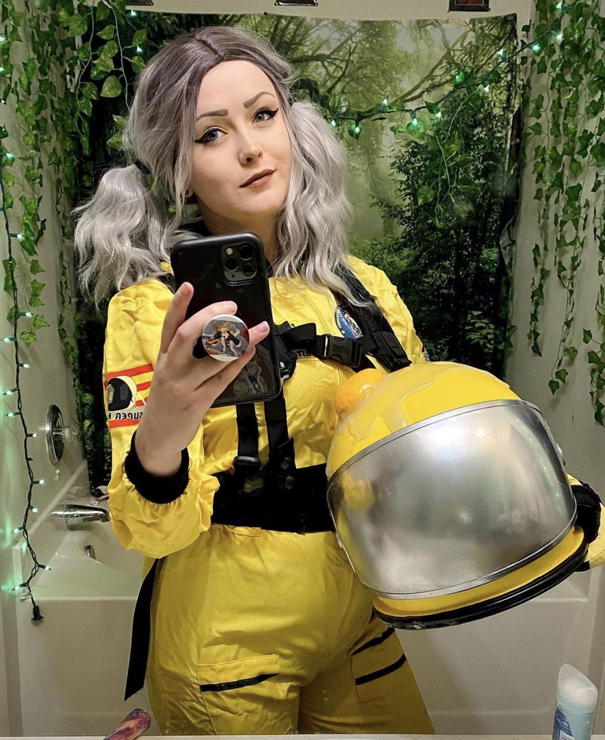 Among Us Cosplay Scrolller 8565