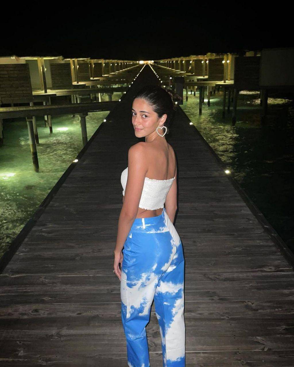 Ananya Pandey Scrolller