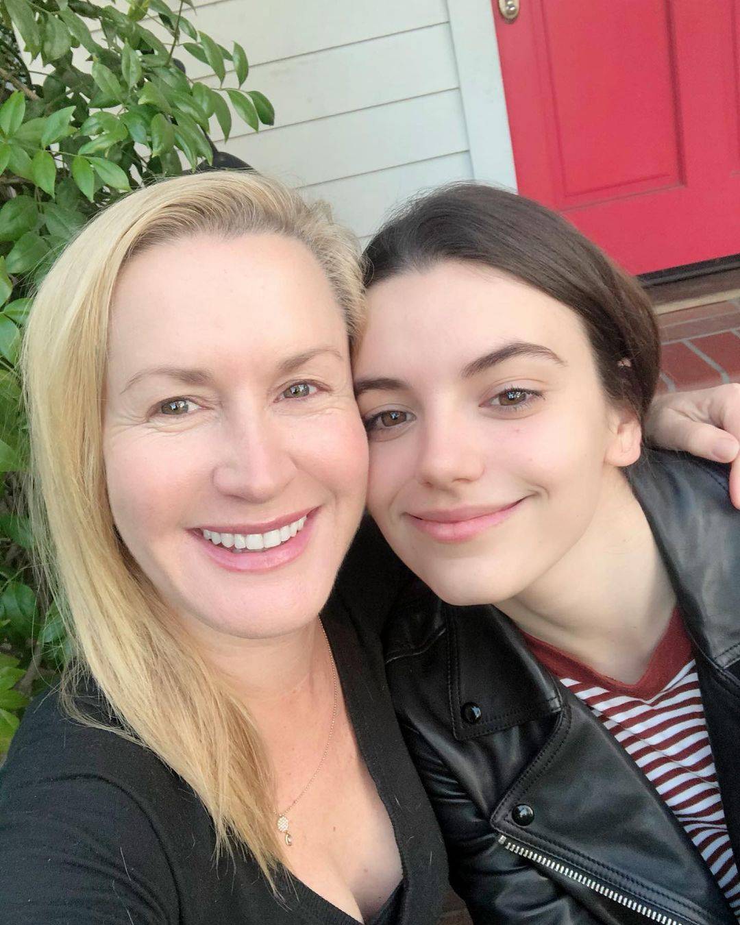 Angela Kinsey Scrolller