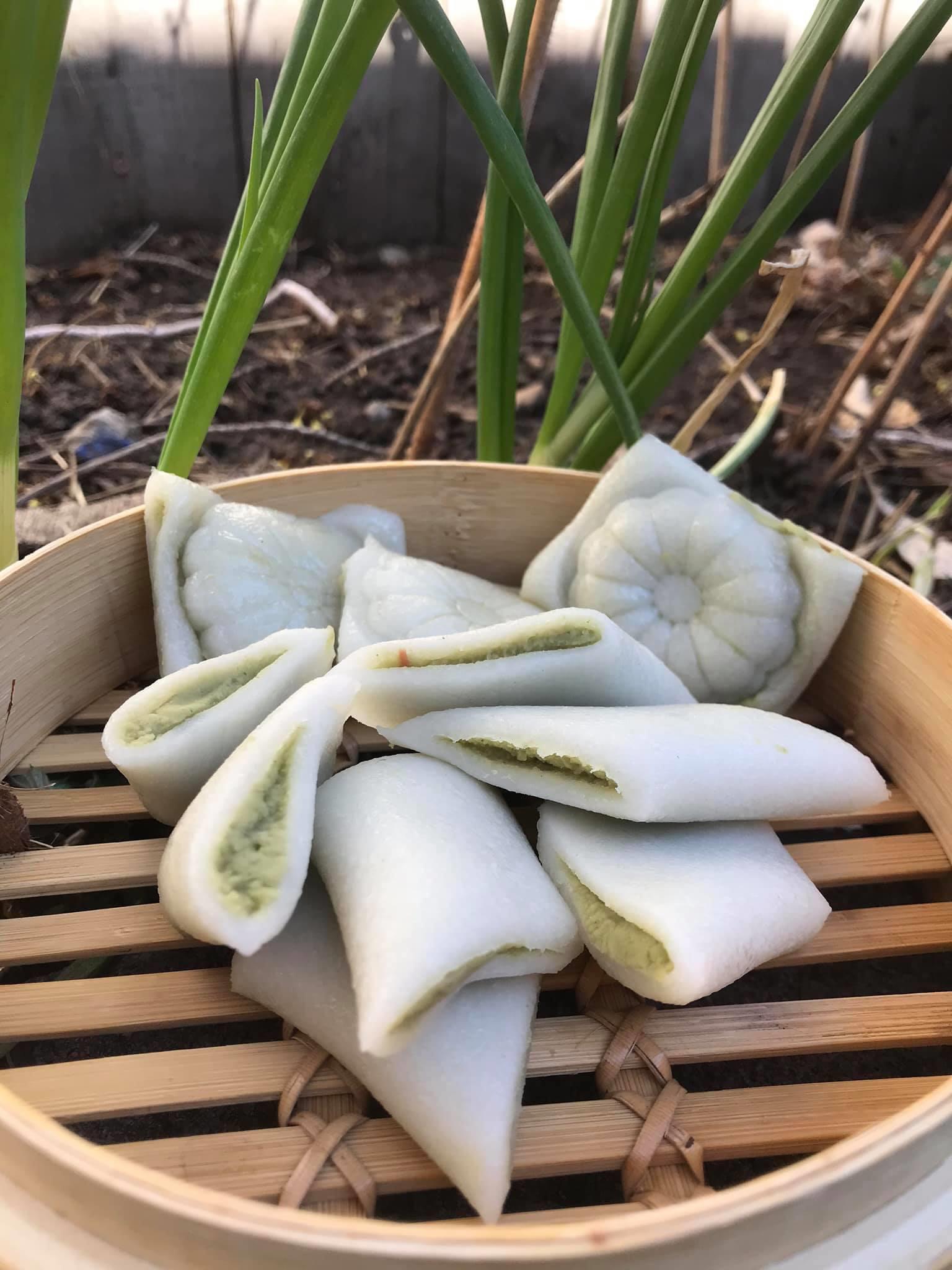 Anggeum Jeolpyeon 앙금 절편 with Matcha tea sweet bean paste | Scrolller