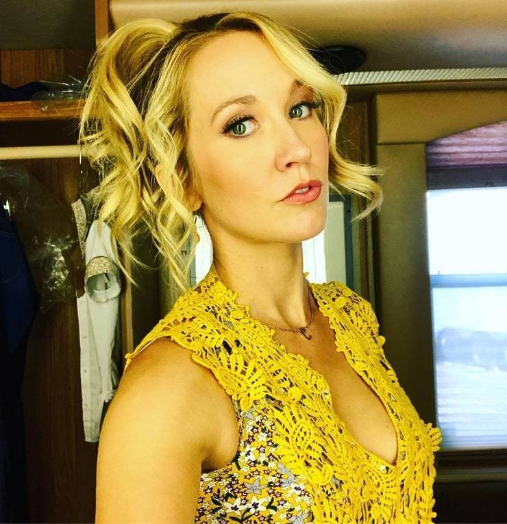 Anna Camp Scrolller