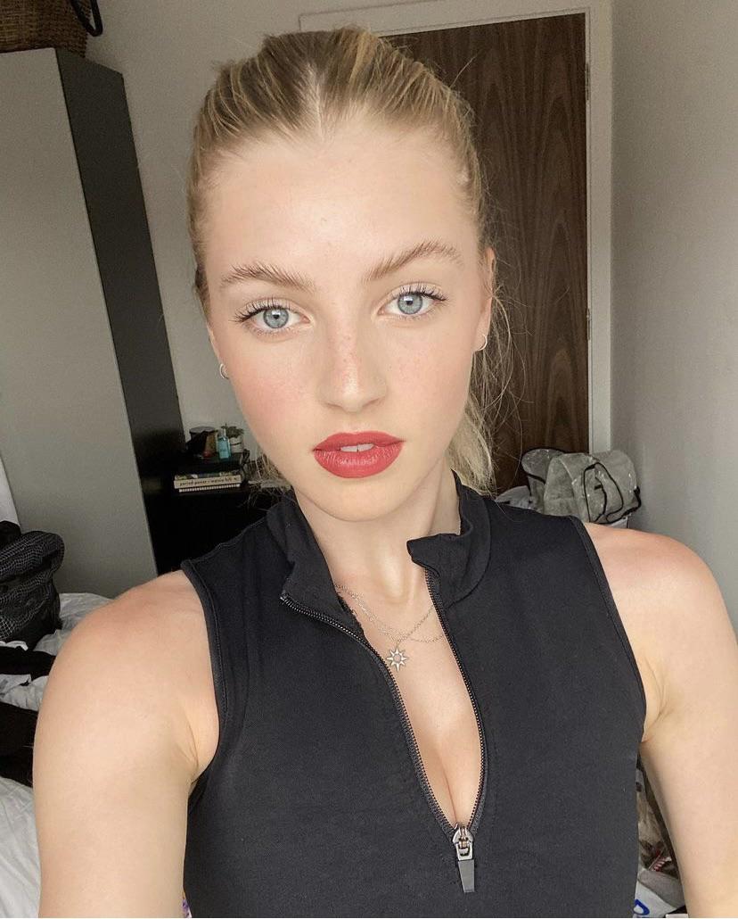 Annie Knowles [irtr] | Scrolller