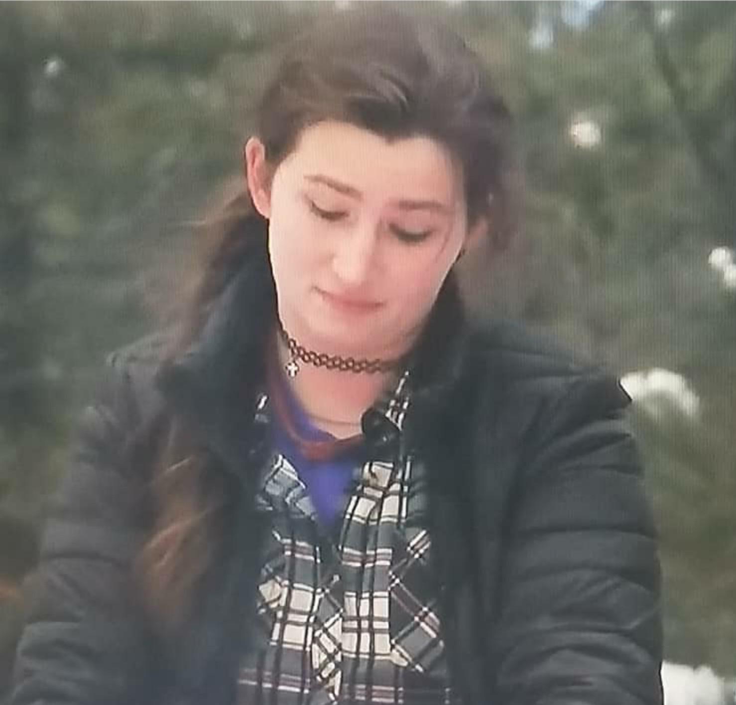 Another pic from the newest episode. She is Just so beautifull here. I so wish i could unbutton ...