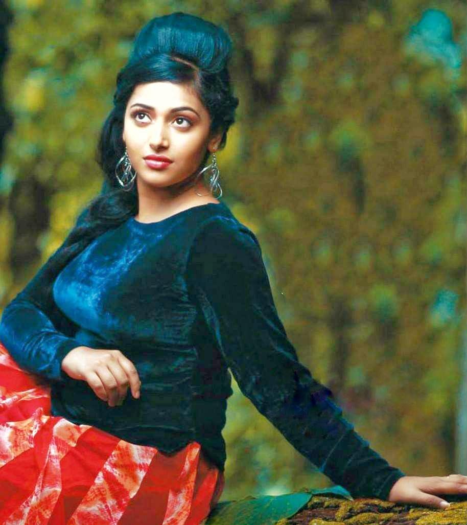 Anu Sithara | Scrolller