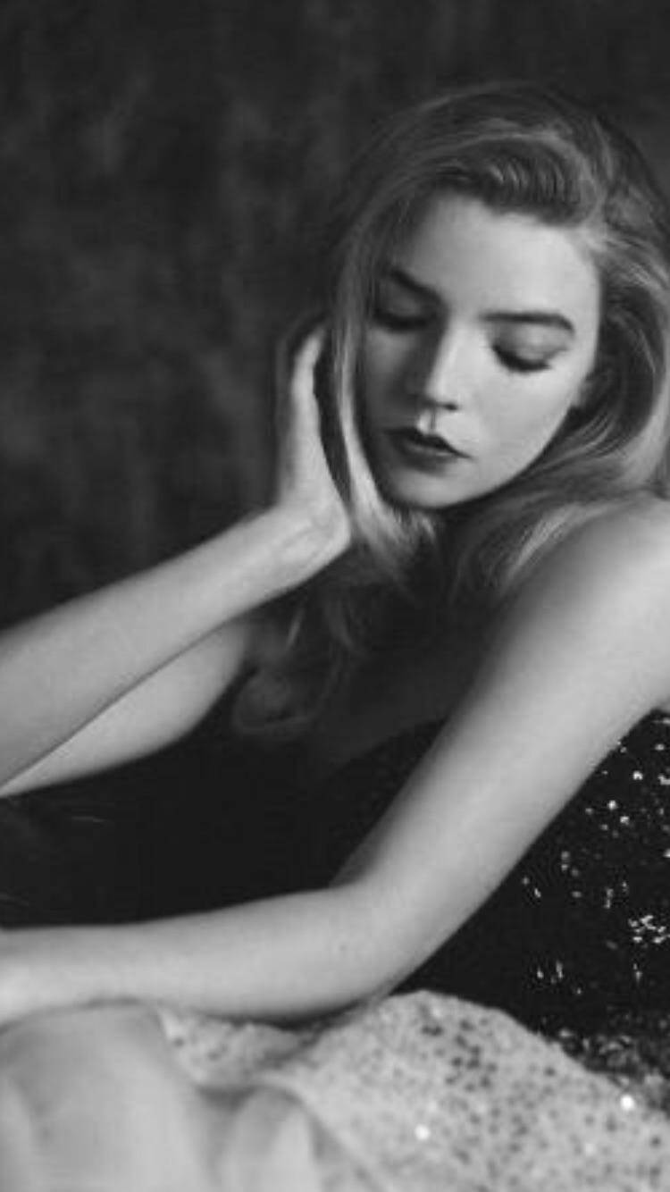 Anya Taylor Joy- beautiful in black and white | Scrolller