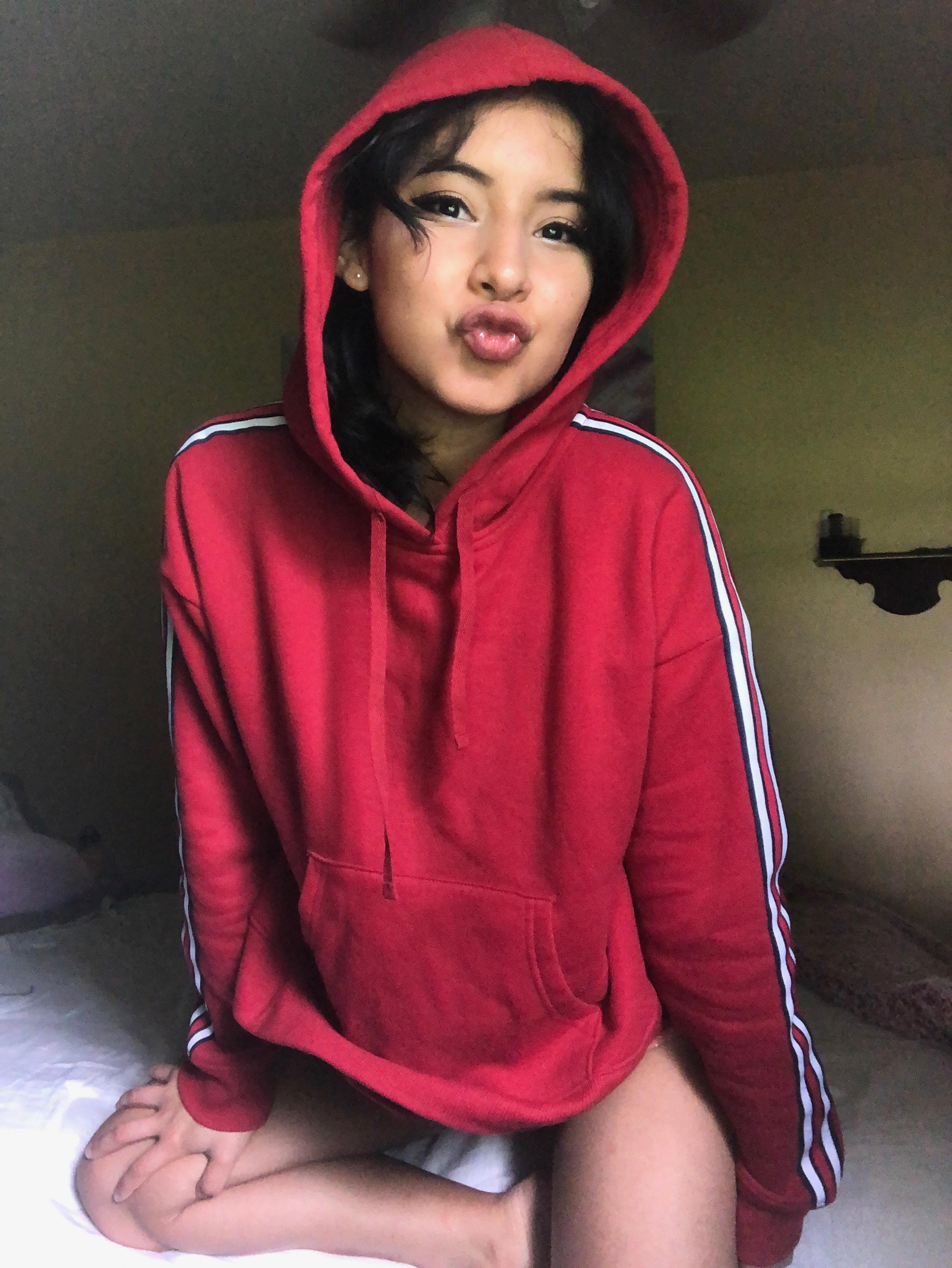 Anyone want to let me borrow their hoodie ️ | Scrolller