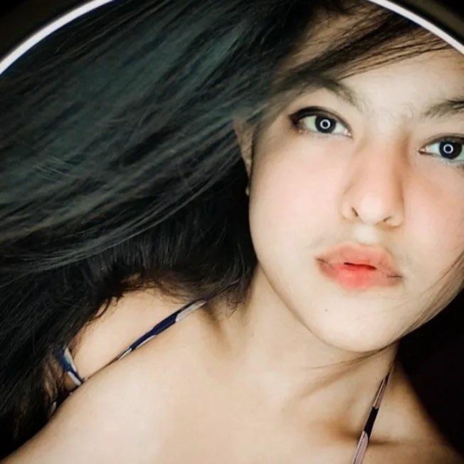 Anyone know her? Whats her ig | Scrolller