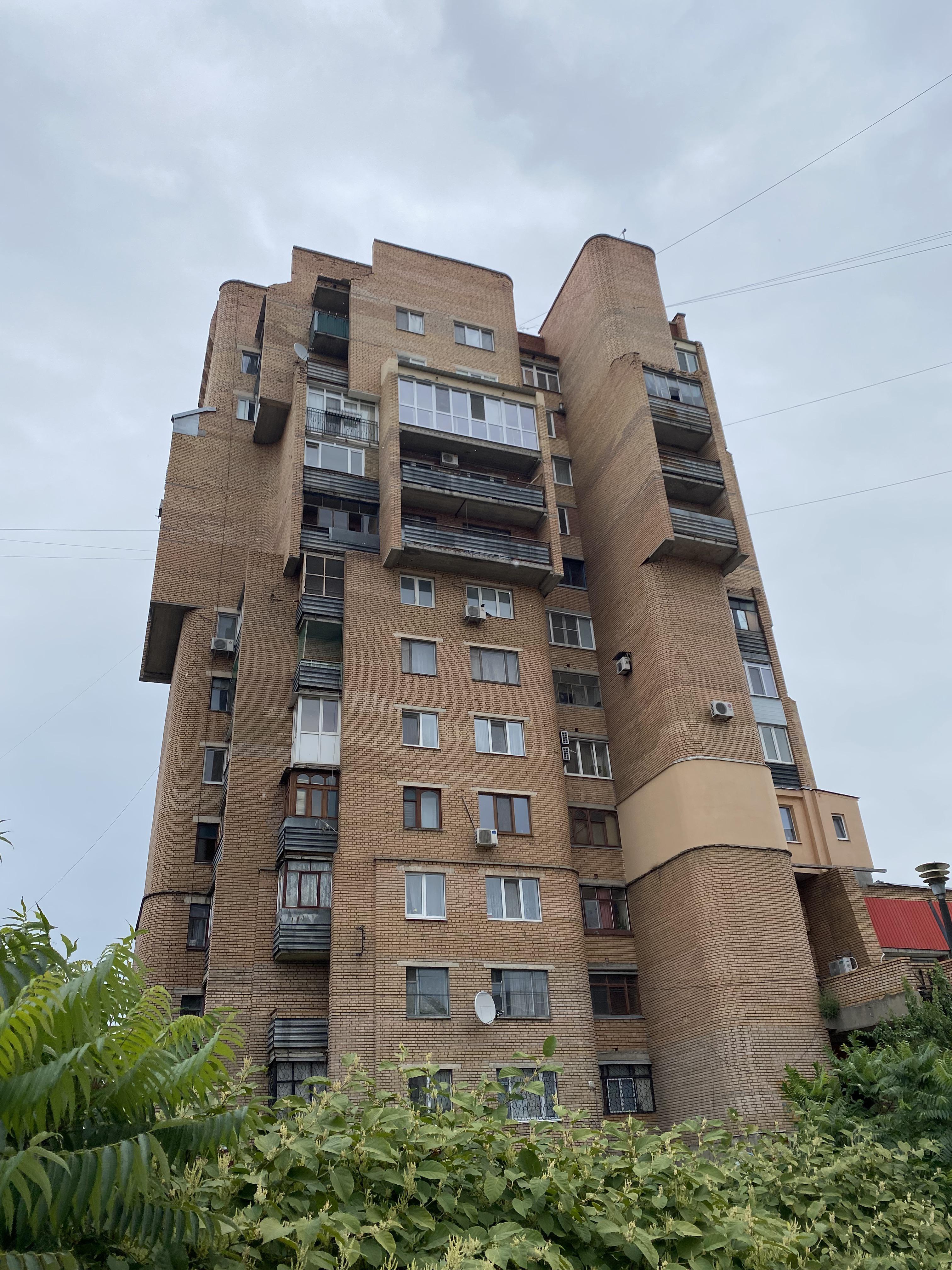 Apartment building in Sloviansk, Eastern Ukraine | Scrolller