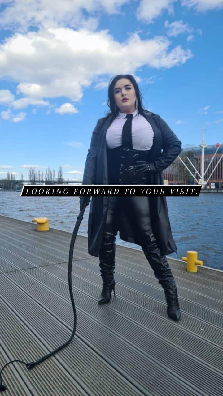 Are you willing to have me as your mistress? | Scrolller