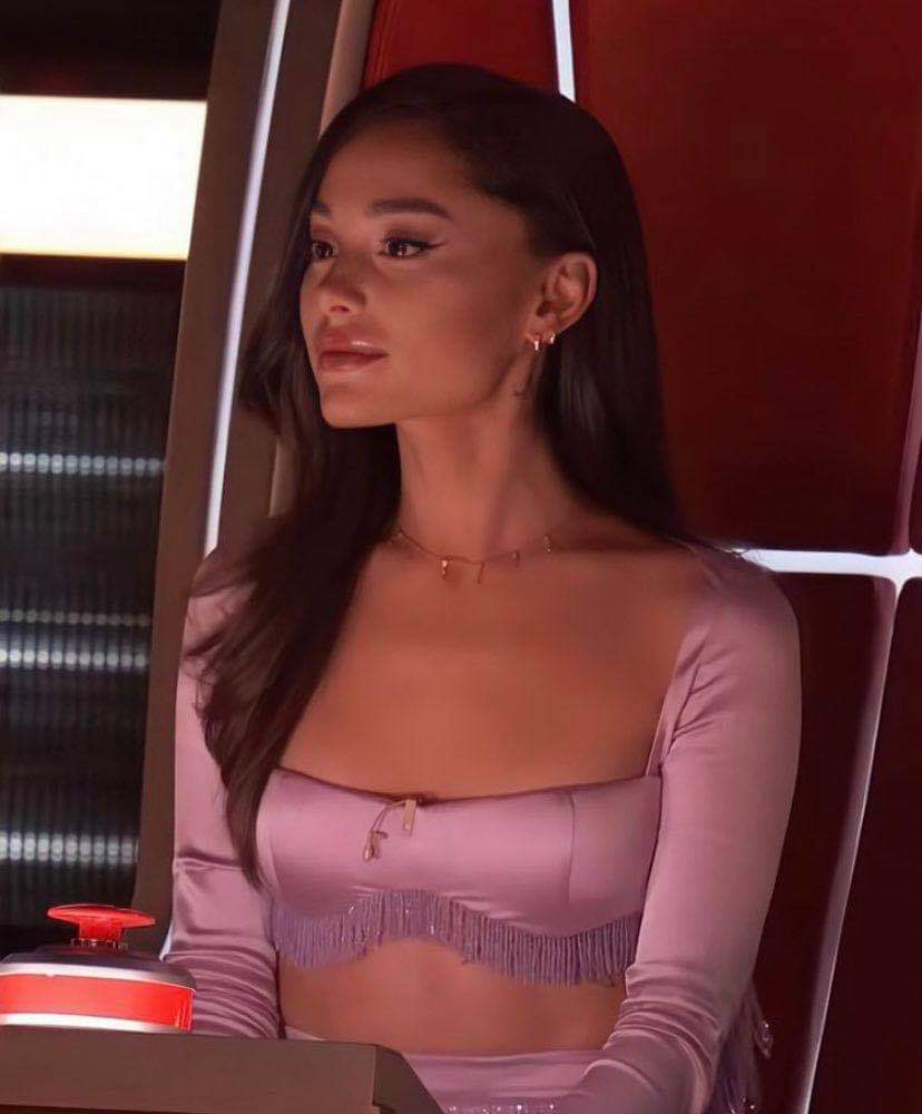 Ariana Grande representing us 😍 | Scrolller