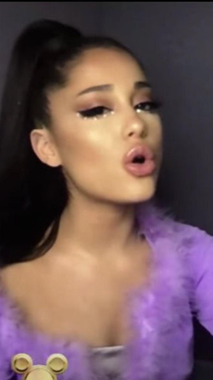 Ariana Grandes perfect lips | Scrolller