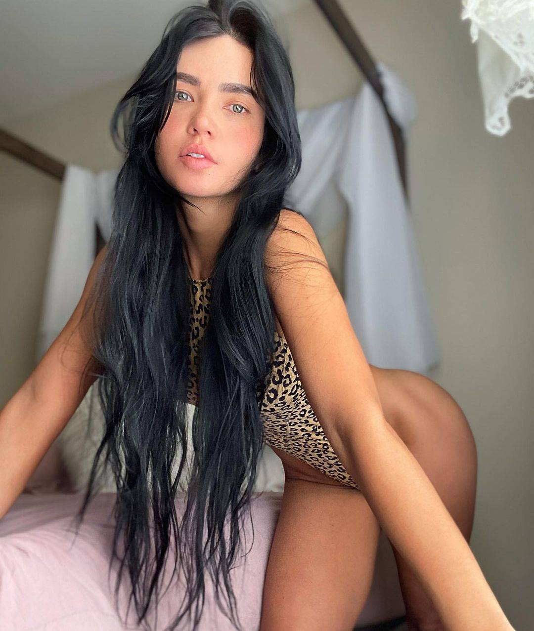 Ariana James | Scrolller