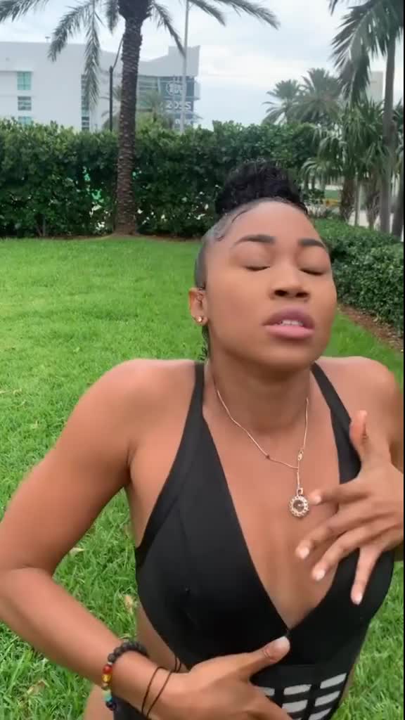 Ariane Andrew | Scrolller